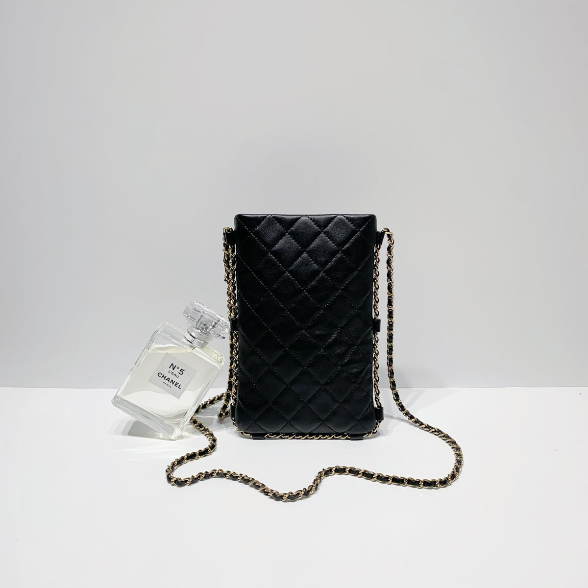 No.4003-Chanel Tech Take Away Phone Holder With Chain – Gallery Luxe